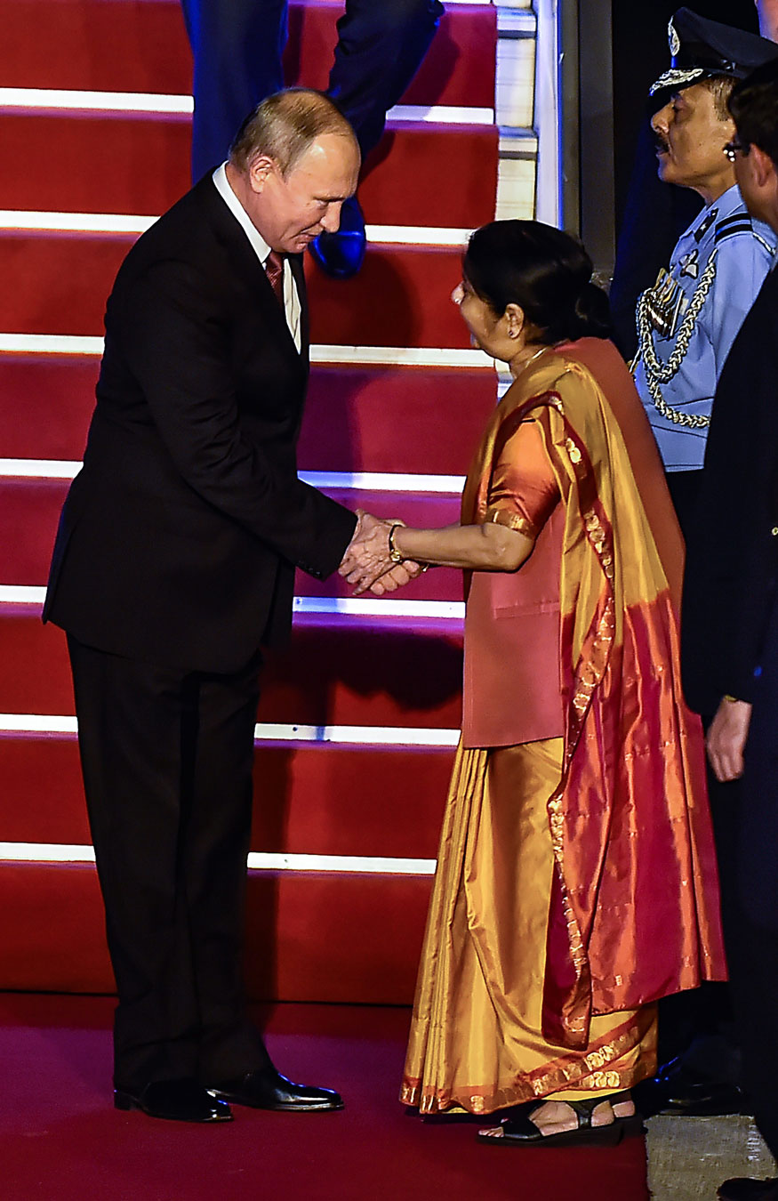 PM Narendra Modi Welcomes Vladimir Putin With a Hug - News18