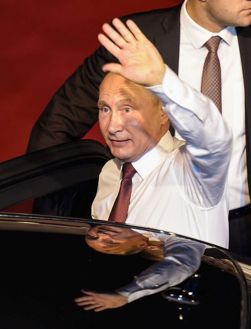 PM Narendra Modi Welcomes Vladimir Putin With a Hug - News18