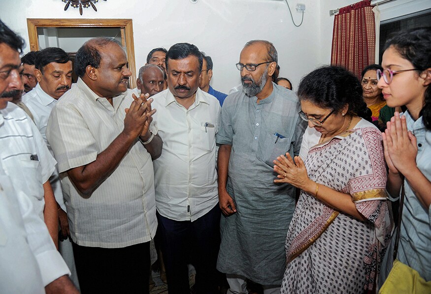 BJP Leaders & Cadres Pay Homage to Union Minister Ananth Kumar - News18