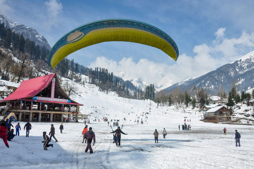PICS: Tourists Enjoy Season's First Snowfall in Manali, Kufri - News18