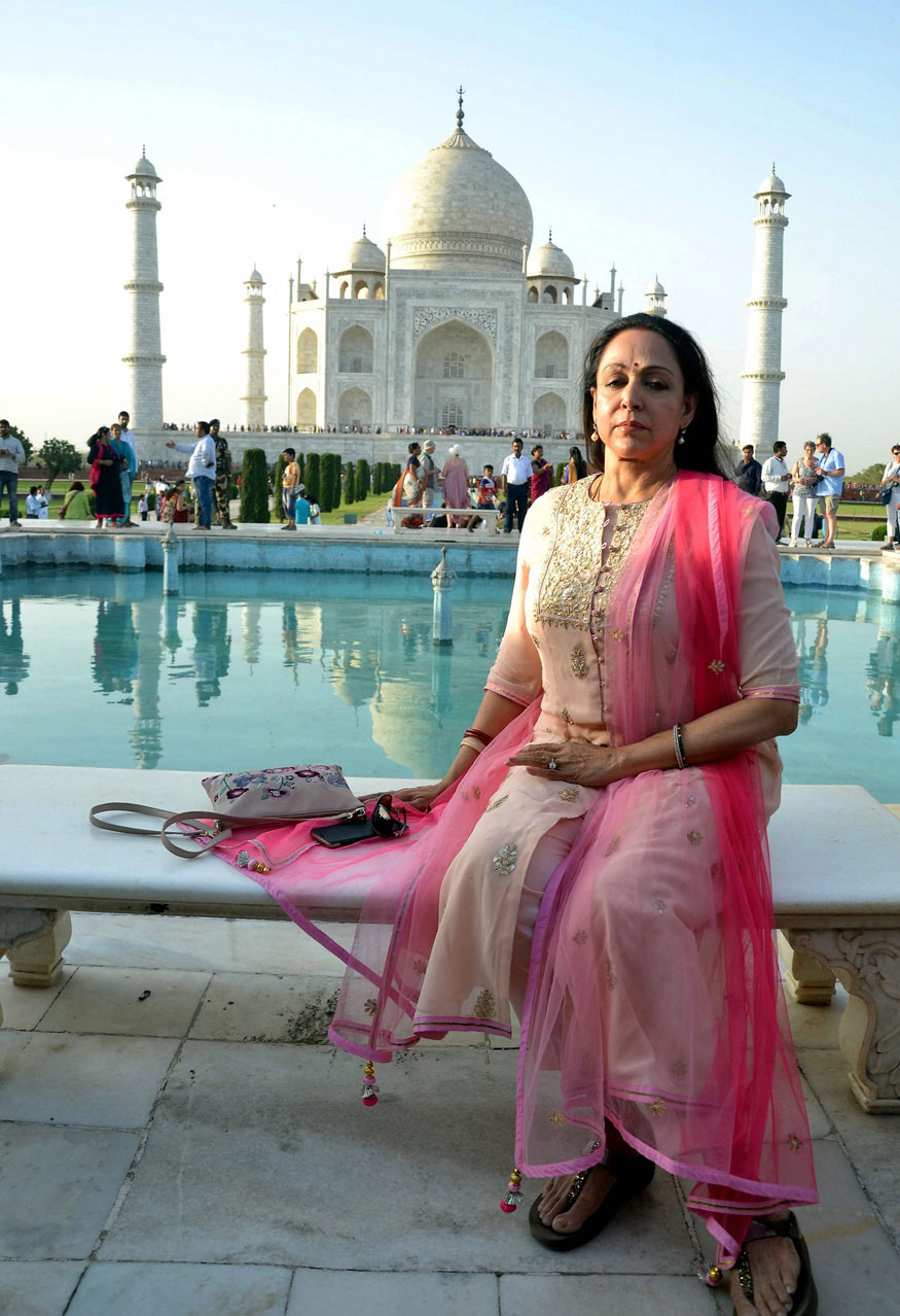 Love Aaj Kal Stars Sara Ali Khan, Kartik Aaryan Visit Taj Mahal
