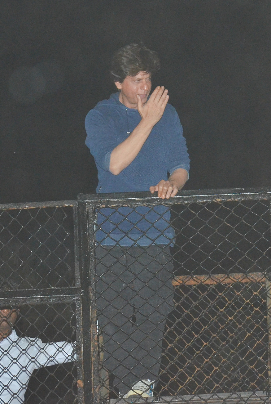 Pics Shah Rukh Khan Greets Sea Of Fans On His 53rd Birthday News18