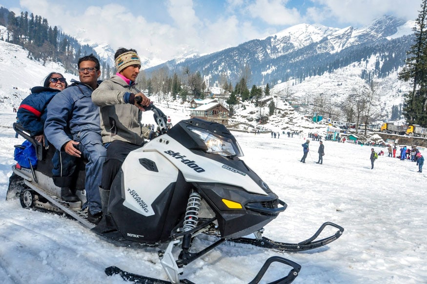 PICS: Tourists Enjoy Season's First Snowfall in Manali, Kufri - News18