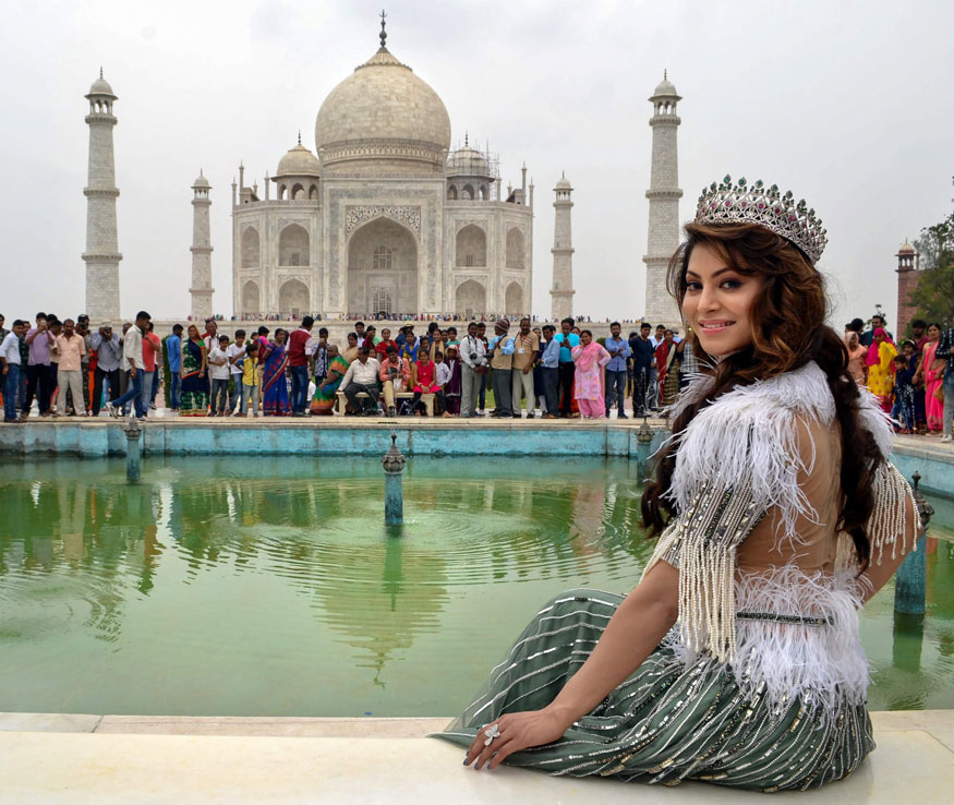Love Aaj Kal Stars Sara Ali Khan, Kartik Aaryan Visit Taj Mahal