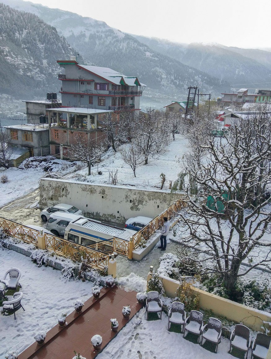 PICS: Tourists Enjoy Season's First Snowfall in Manali, Kufri - News18