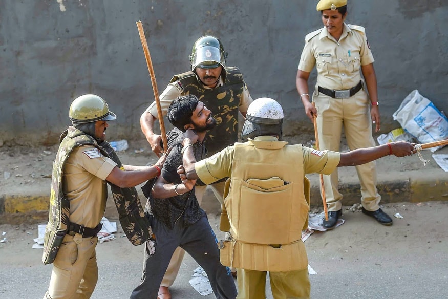 Ambareesh's Funeral: Thousands Bid Adieu to Rebel Star - News18