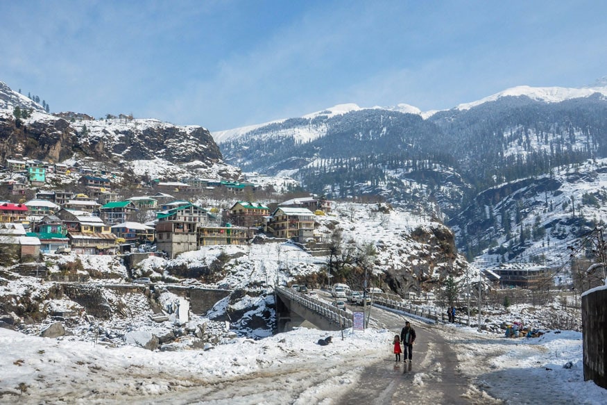 PICS: Tourists Enjoy Season's First Snowfall in Manali, Kufri - News18