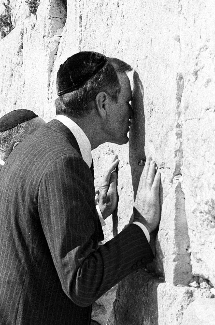 13 Black and White Photos 41st US President George HW Bush - News18