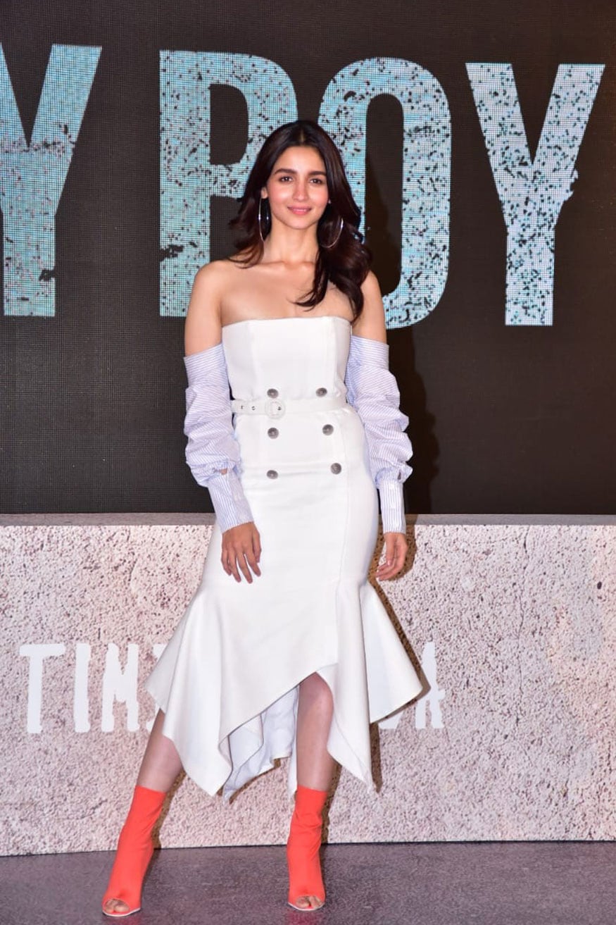 Ranveer Singh & Alia Bhatt Grace Gully Boy Trailer Launch - News18