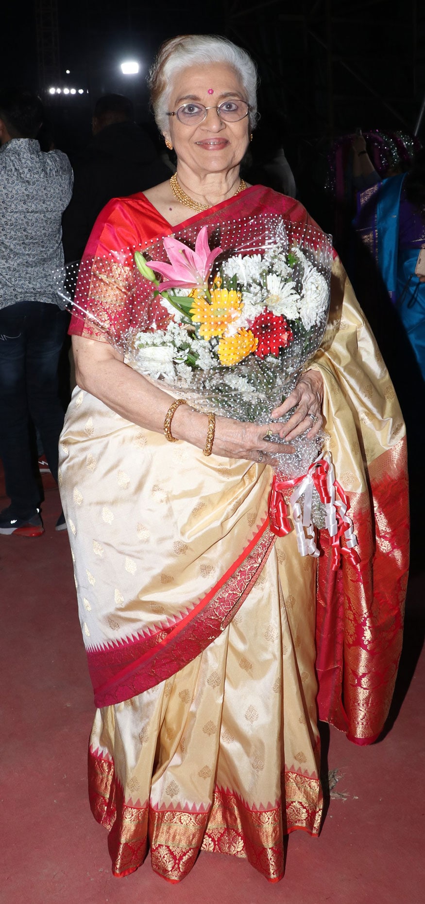 Marathi Taraka Awards 2019: Sara Ali Khan Bonds With Yesteryear ...