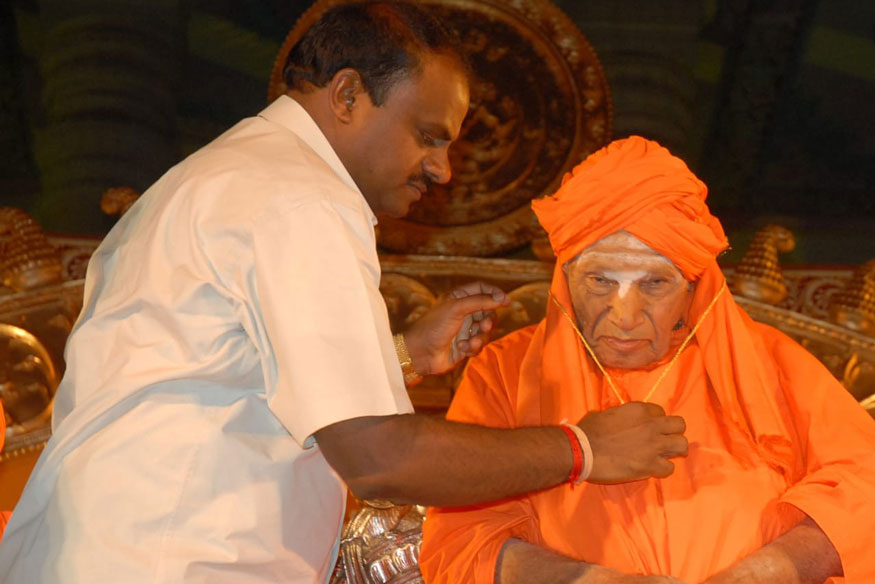 Shivakumara Swamiji's Last Rites: Devotees Pay Homage to 'Walking God ...