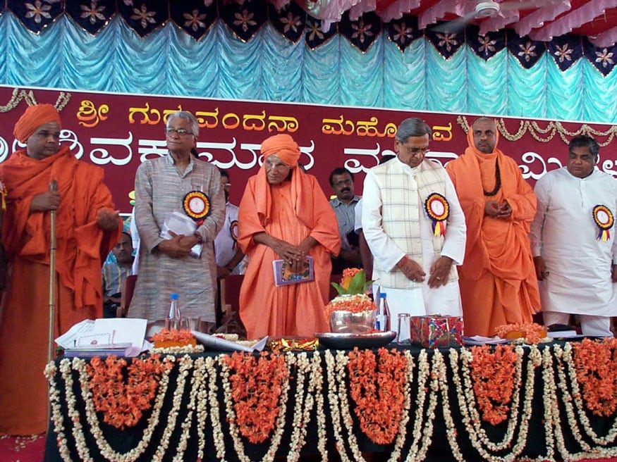 Celebrity Devotees of Lingayat Seer Shivakumara Swami - News18