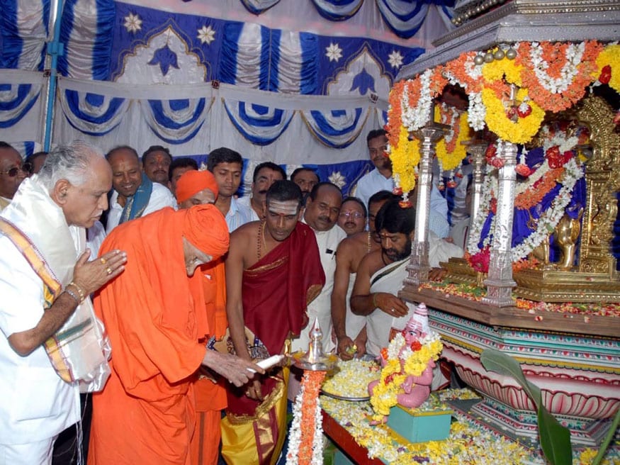 Celebrity Devotees of Lingayat Seer Shivakumara Swami - News18