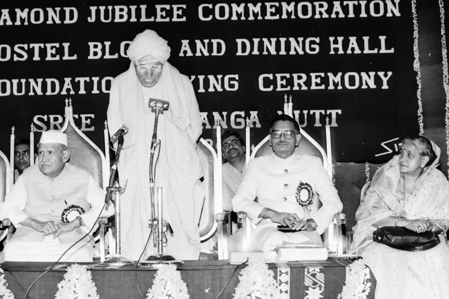 Shivakumara Swamiji's Last Rites: Devotees Pay Homage to 'Walking God ...