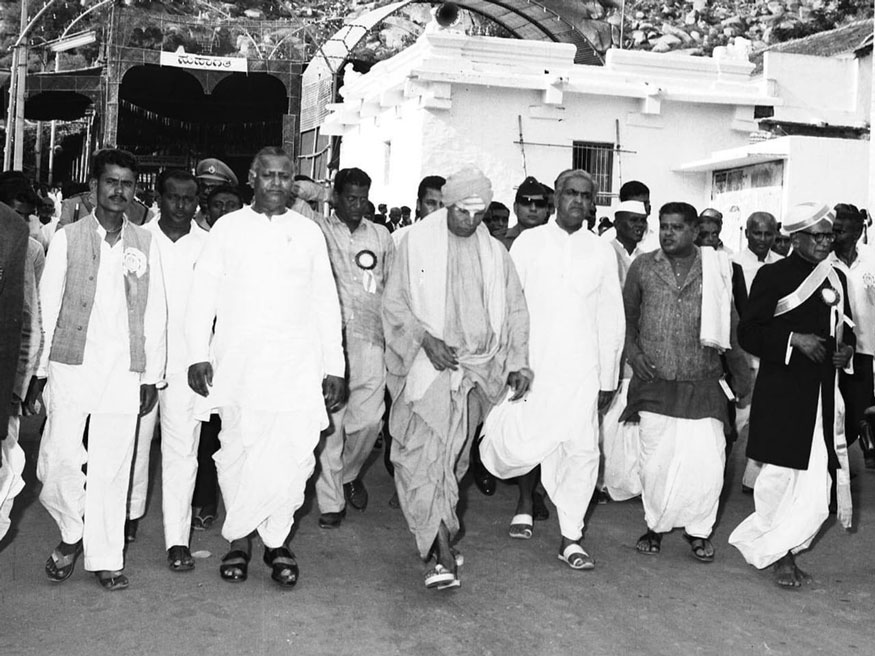 Shivakumara Swamiji's Last Rites: Devotees Pay Homage to 'Walking God ...