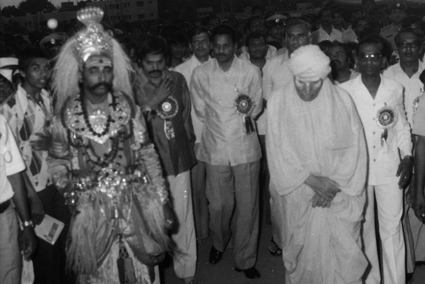 Shivakumara Swamiji's Last Rites: Devotees Pay Homage to 'Walking God ...