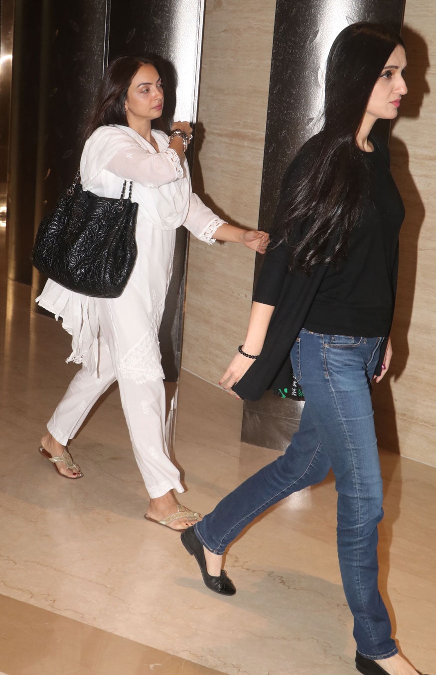 Vikram Phadnis' Mother's Prayer Meet: Bollywood Stars Pay Tribute - News18