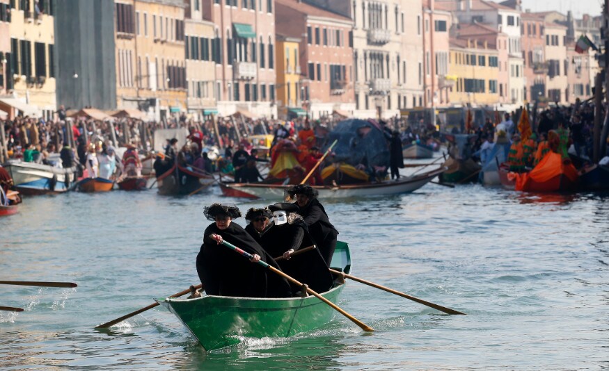 Venice Carnival Kicks Off With Spectacular Gandola Parade - News18
