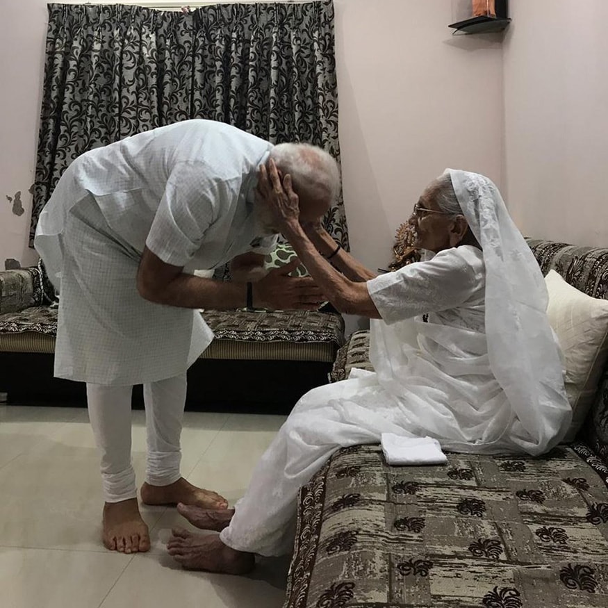 PM Narendra Modi Meets Mother, Seeks Blessing Post Electoral Triumph ...