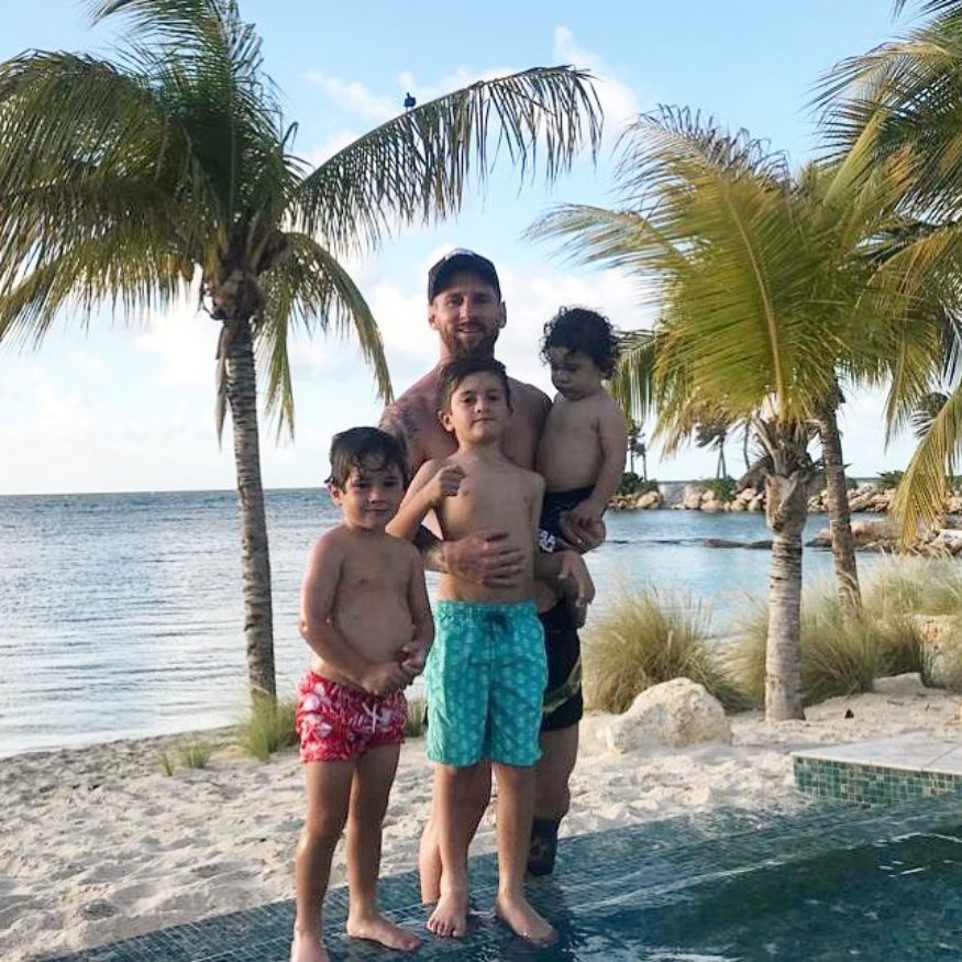 Viral Vacay Pictures of Barcelona Star Lionel Messi & His Family - News18