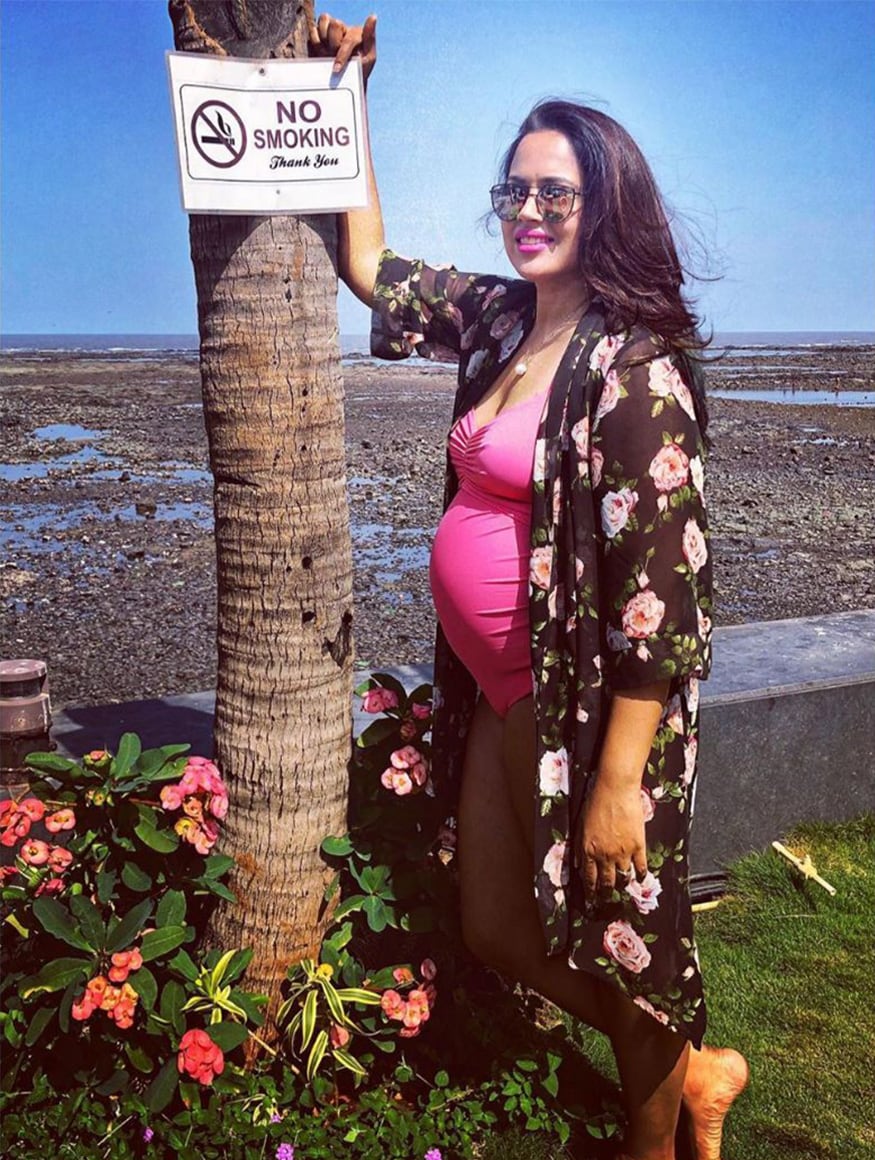 Sameera Reddy Shares First Photo of Newborn Daughter - News18