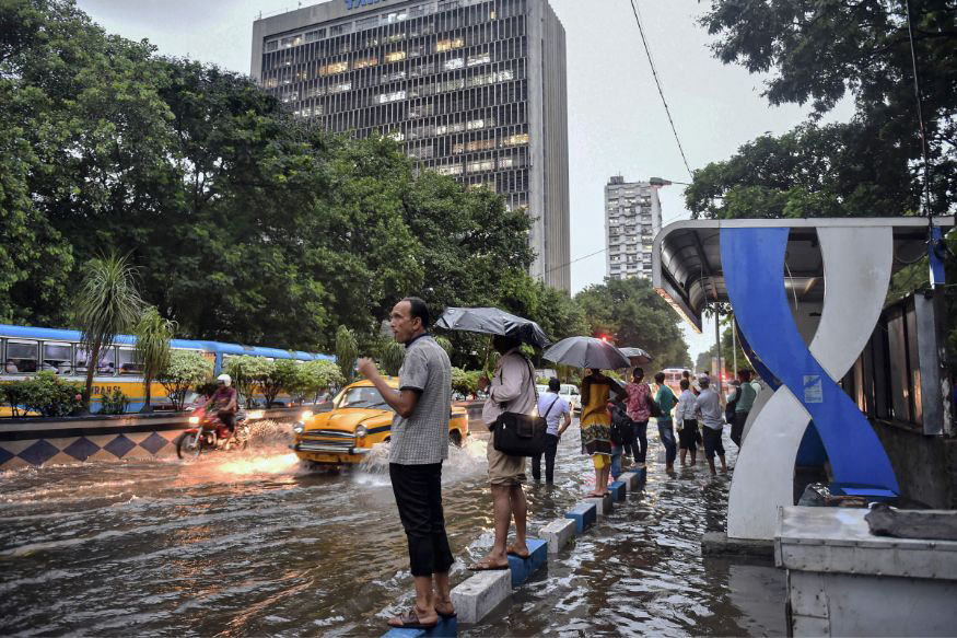 Kolkata Rains Photos: Incessant Rain Disrupt Daily Lives - News18