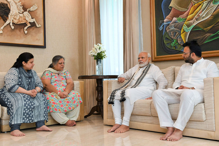 PM Modi, Amit Shah Meet Arun Jaitley's Family to Offer Condolences ...