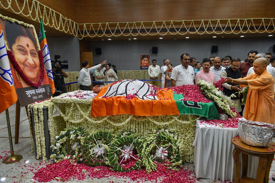 Sushma Swaraj Funeral Pictures: Politicians Pay Teary Homage - News18