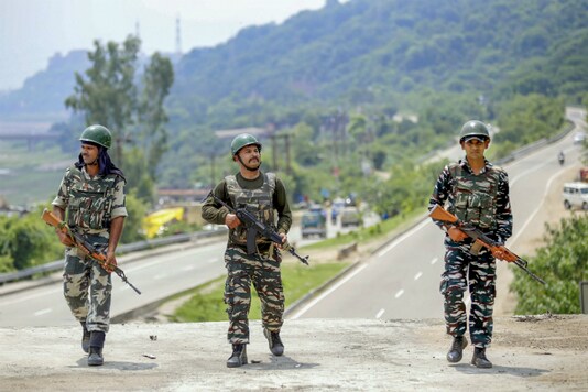 Indian Army Rescues 1,700 Stranded Tourists in Sikkim Indian Army Rescues 1,700 Stranded Tourists in Sikkim