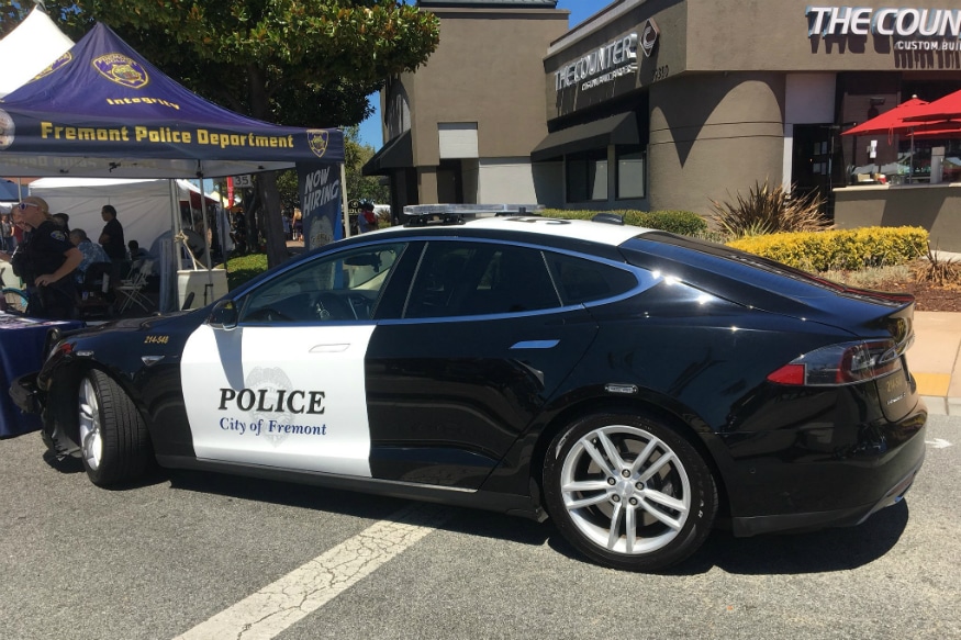 Tesla Police Car Attempts to Catch Criminal, Officer Realises Doesn't ...