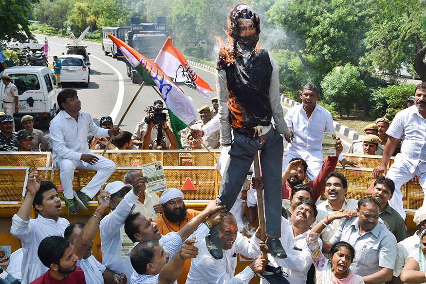BJP Workers Protest Outside Arvind Kejriwal's Residence Over NRC ...