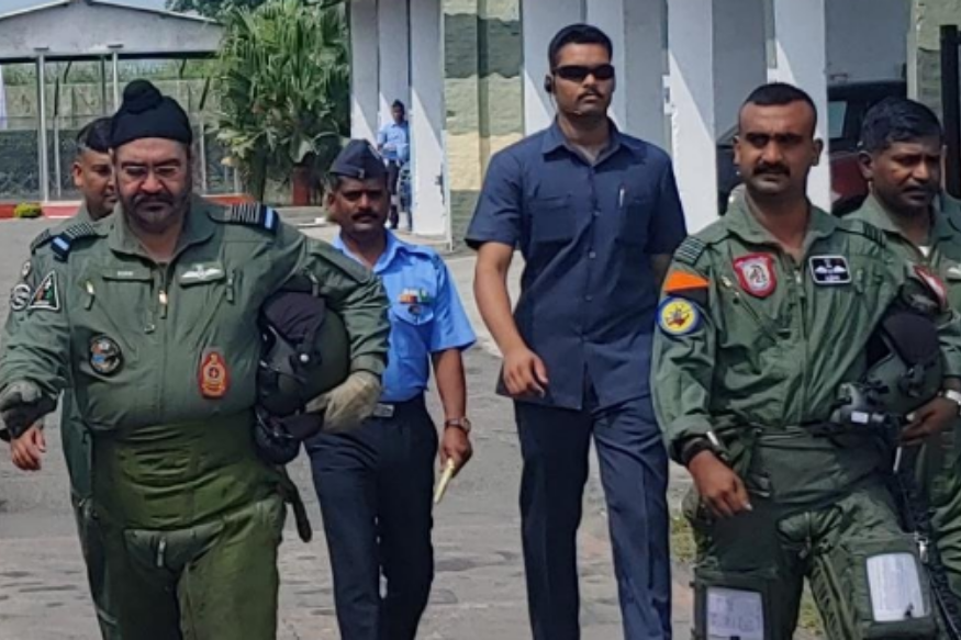 Wing Commander Abhinandan Varthaman Flies MiG-21 with Air Chief Dhanoa ...