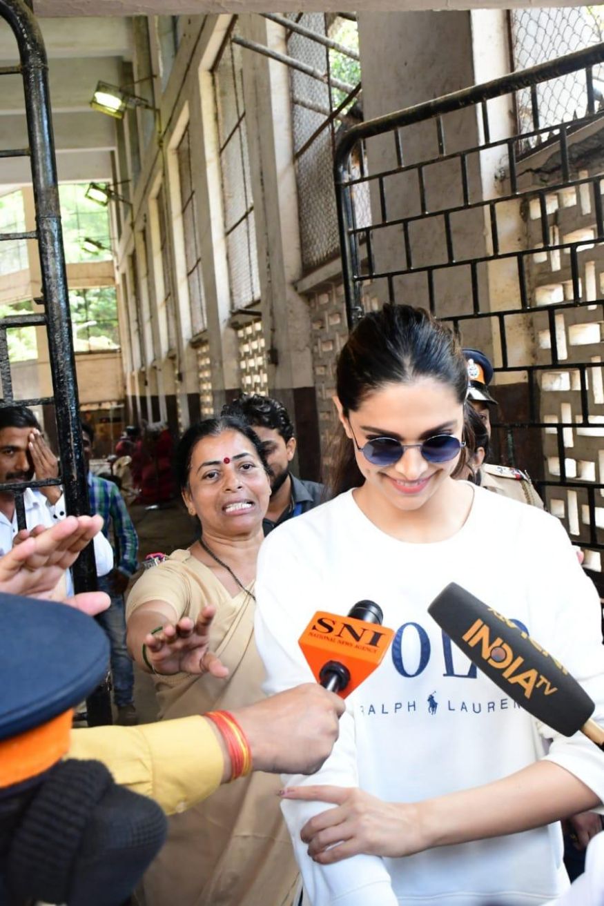 Assembly Polls 2019: SRK, Aamir & Other Stars Step Out To Vote - News18