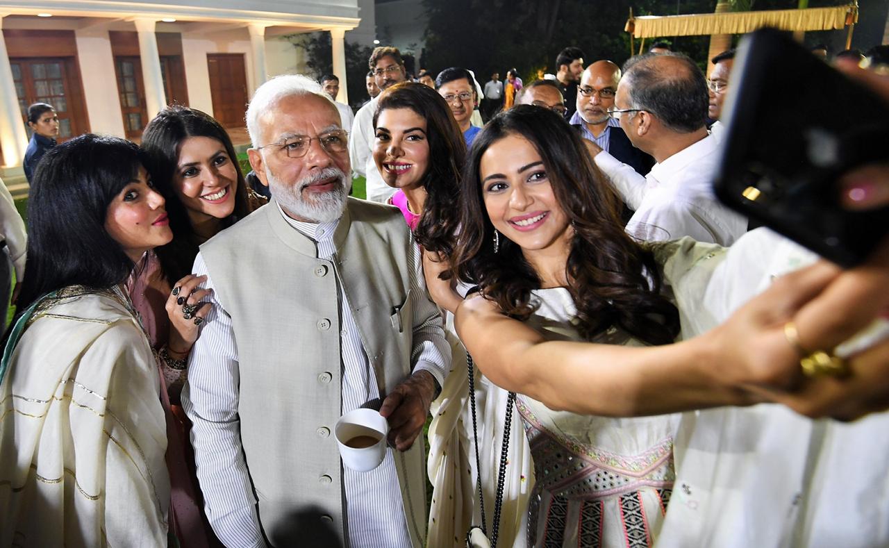 Narendra Modi Poses for Selfie with Women in Film Kangana Ranaut, Ekta ...