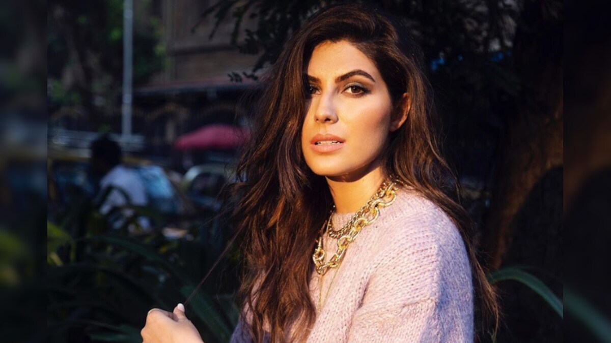 Elnaaz Norouzi Donates Clothes to Underprivileged Kids