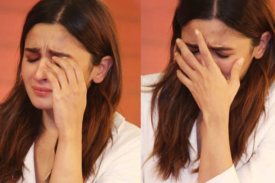 Alia Bhatt Breaks Down at an Event, Cries Inconsolably - News18