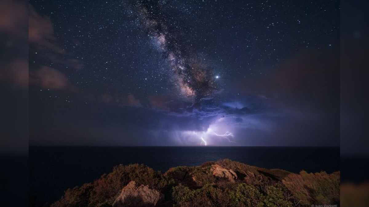 Stunning Photo of Lightning Striking Beneath Milky Way Gets Featured on ...