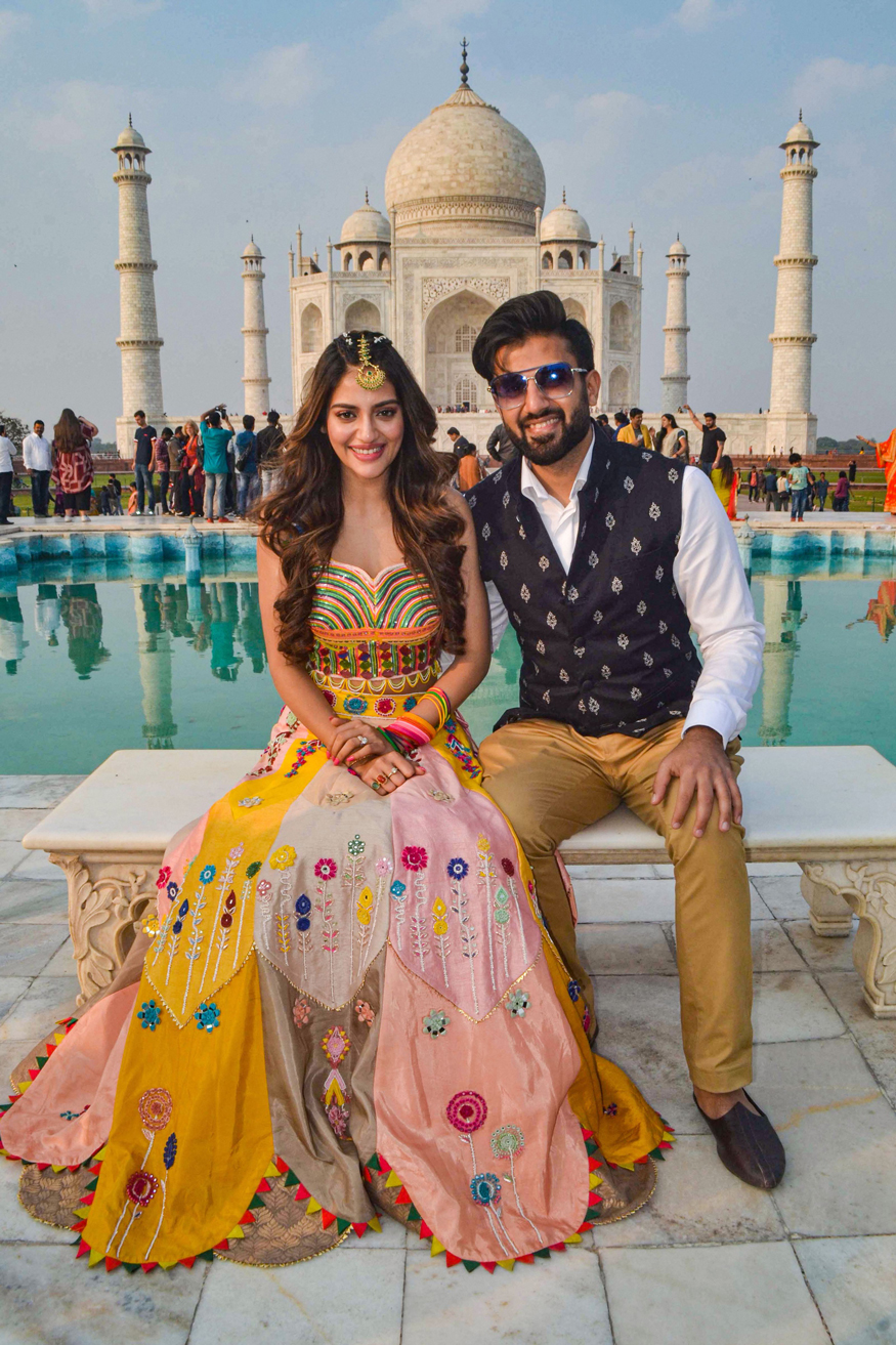 Love Aaj Kal Stars Sara Ali Khan, Kartik Aaryan Visit Taj Mahal - News18