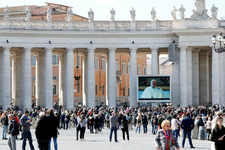 As Italy Remains in Lockdown, Pope Francis Tells Priests to Go Out and ...