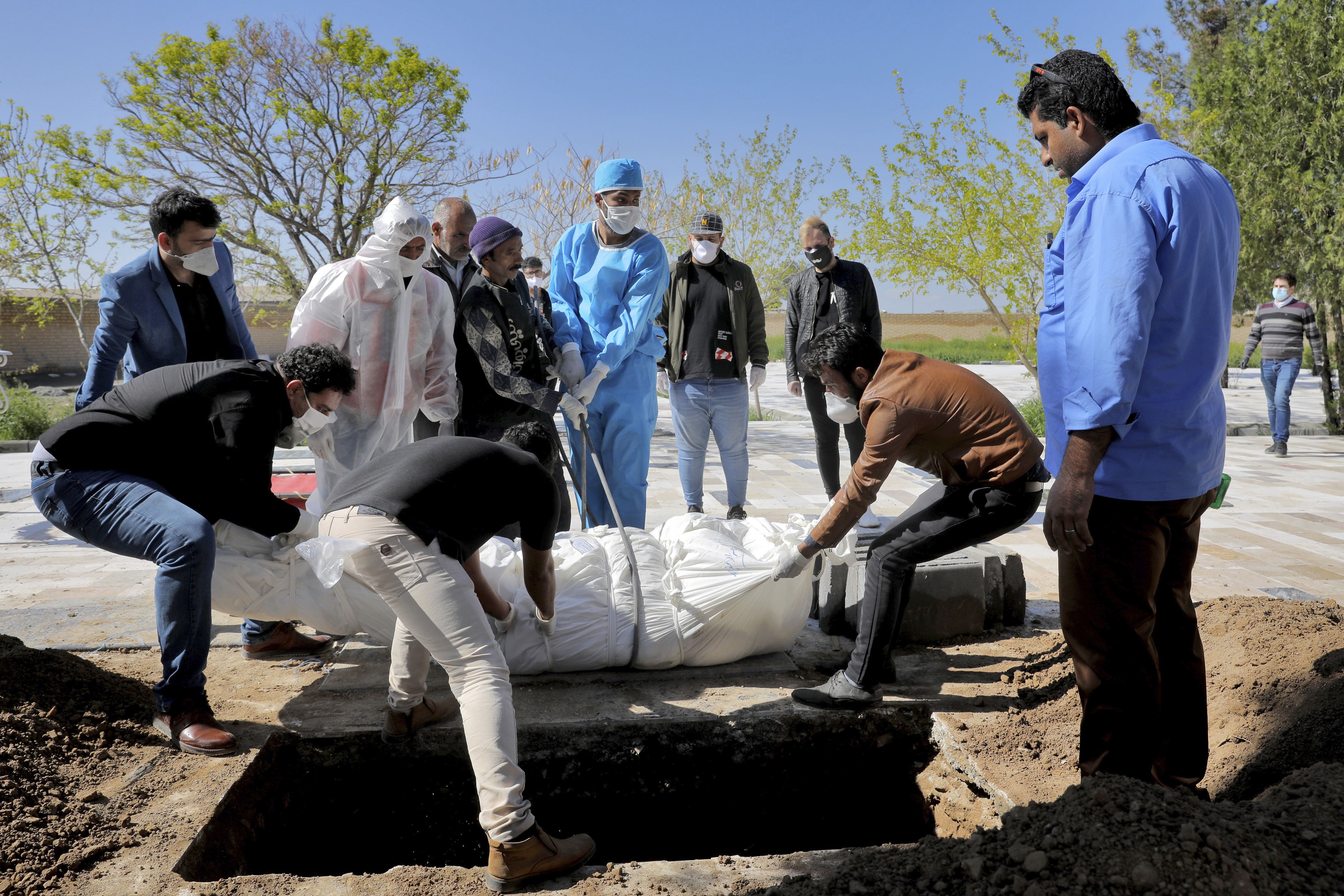 Burial & Cremation of COVID-19 Victims - Heart Wrenching Pictures - News18