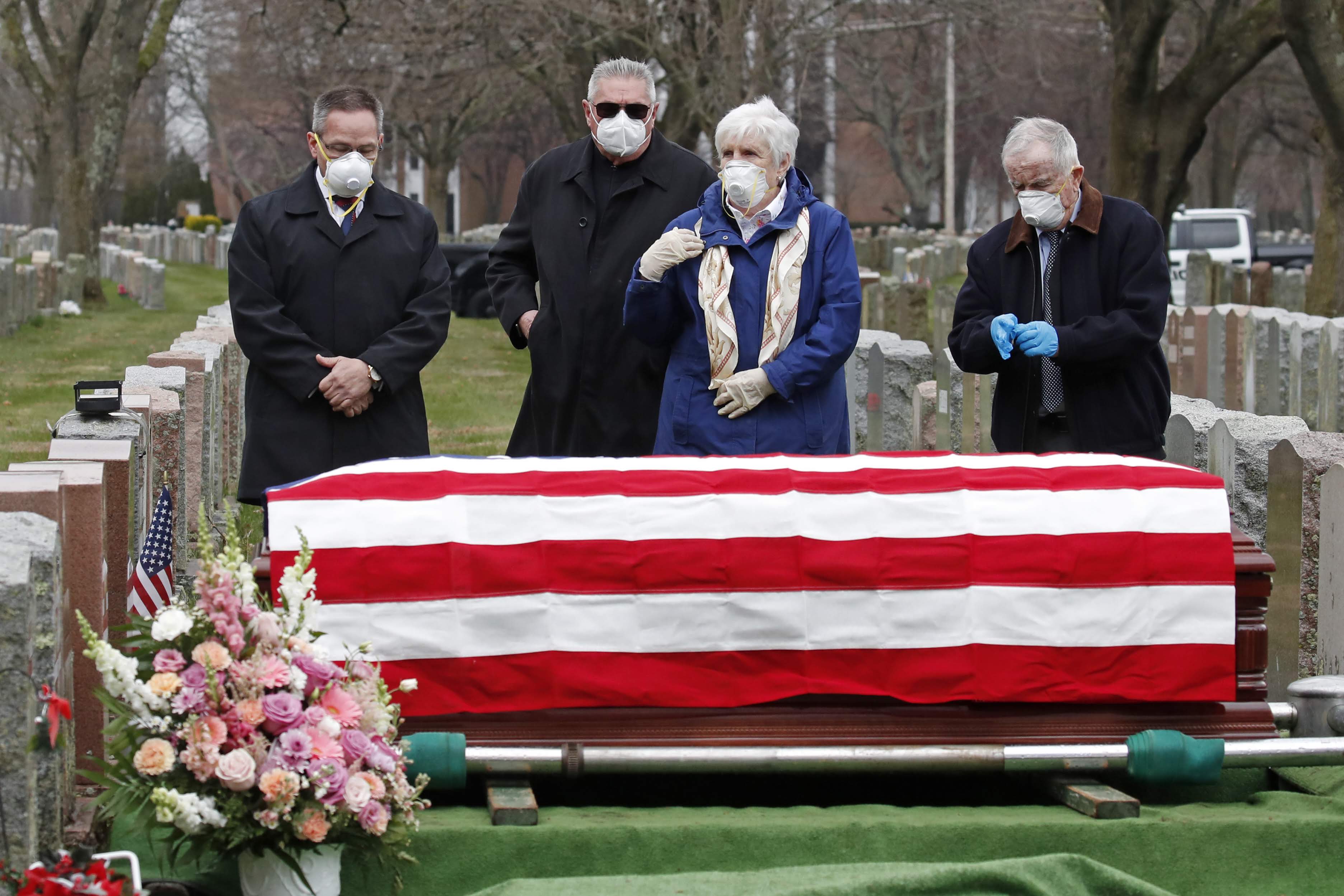 Burial & Cremation of COVID-19 Victims - Heart Wrenching Pictures - News18