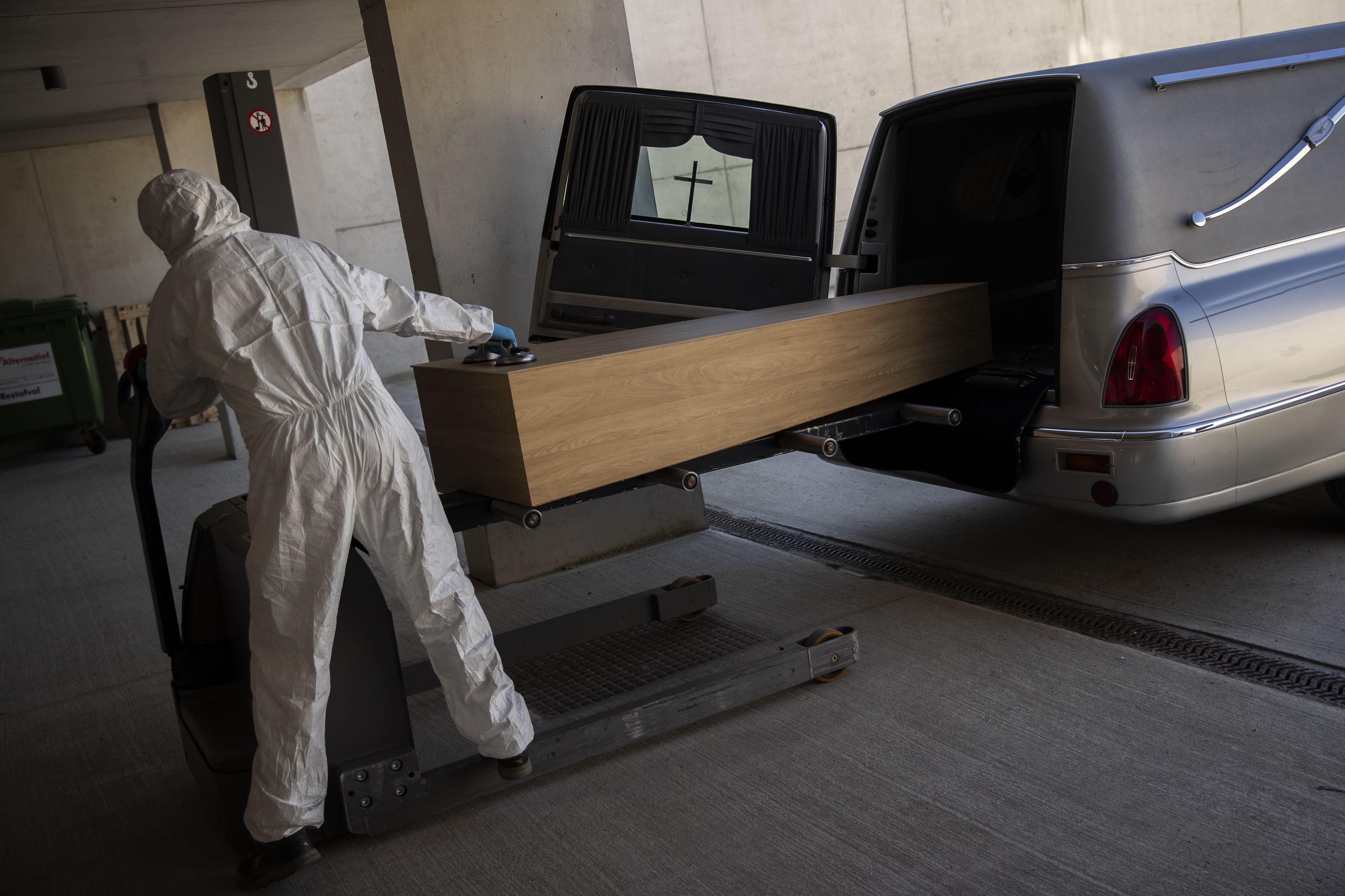 Burial & Cremation of COVID-19 Victims - Heart Wrenching Pictures ...