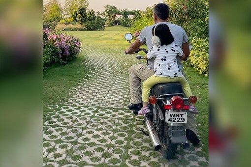 MS Dhoni Enjoys a Quick Ride on His Restored Yamaha RD 350 With ...
