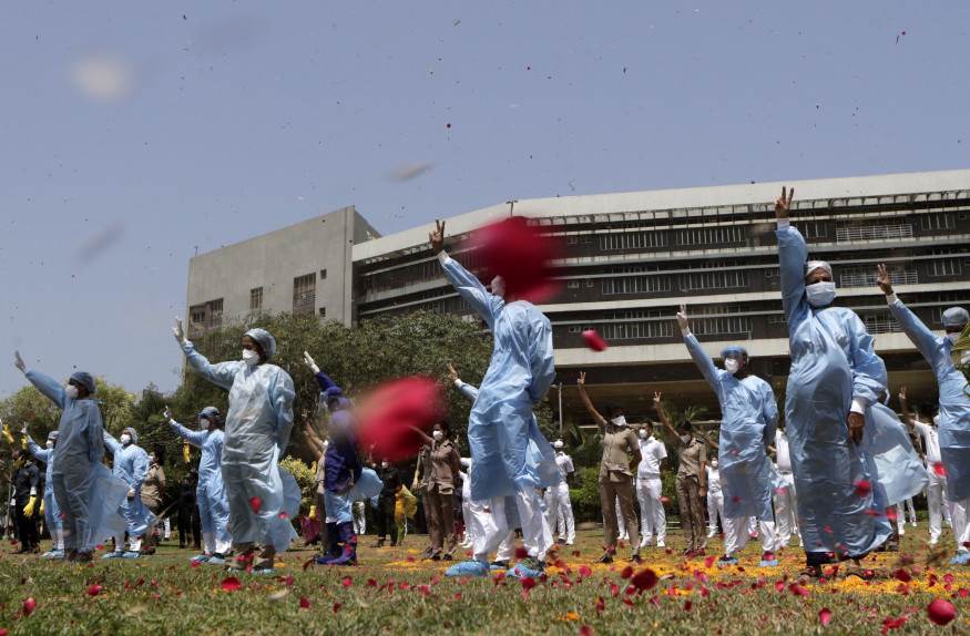 Armed Forces Shower Petals Pan India to Honour Corona Warriors - News18