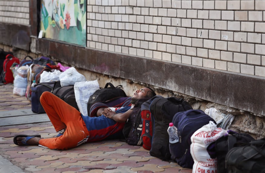 Heartbreaking Photos of Migrants Struggling To Go Home - News18