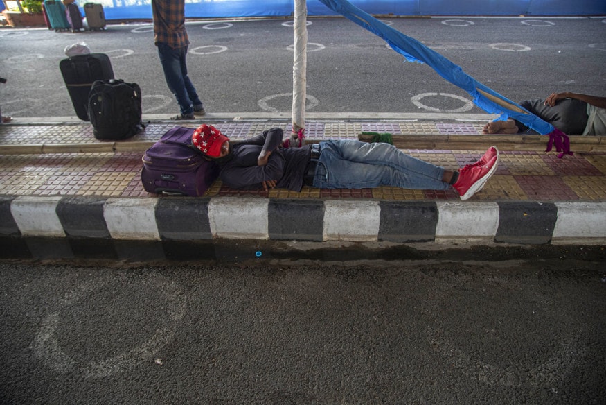 Heartbreaking Photos of Migrants Struggling To Go Home - News18