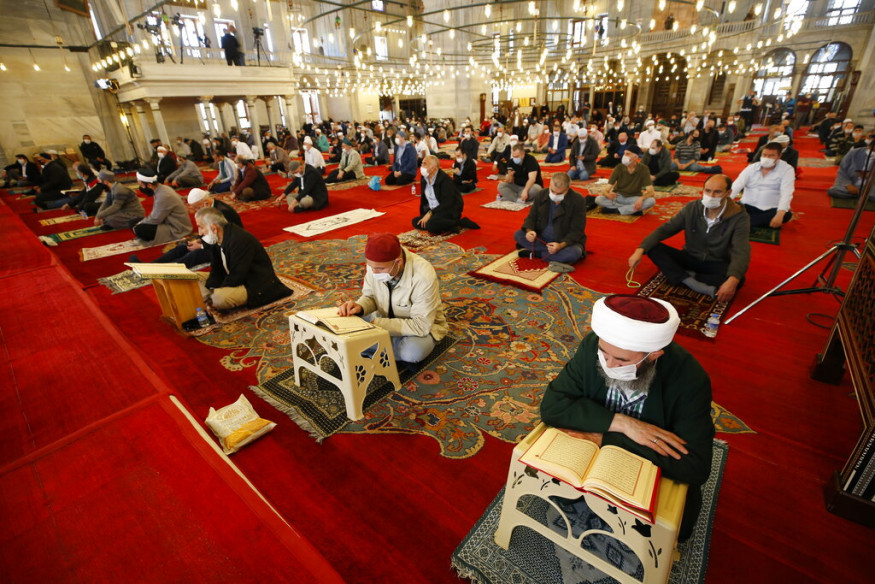 COVID-19: Muslims Around The World Return to Mosques, at a Distance ...