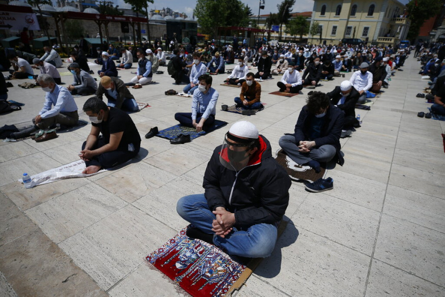 COVID-19: Muslims Around The World Return to Mosques, at a Distance
