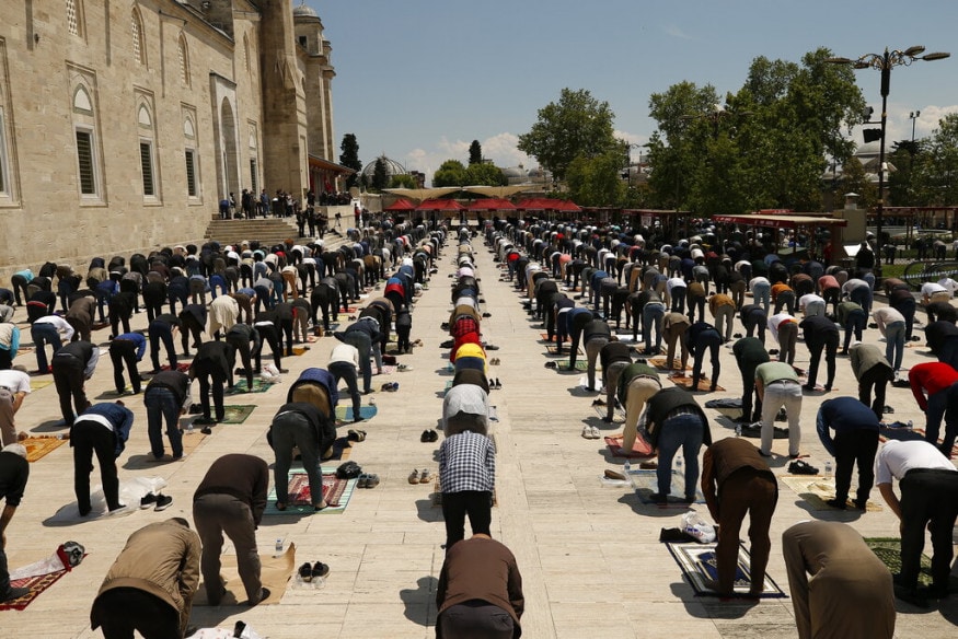 COVID-19: Muslims Around The World Return to Mosques, at a Distance ...