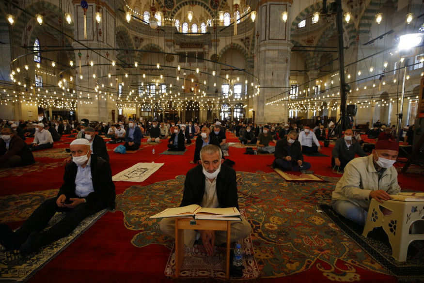 COVID-19: Muslims Around The World Return to Mosques, at a Distance ...